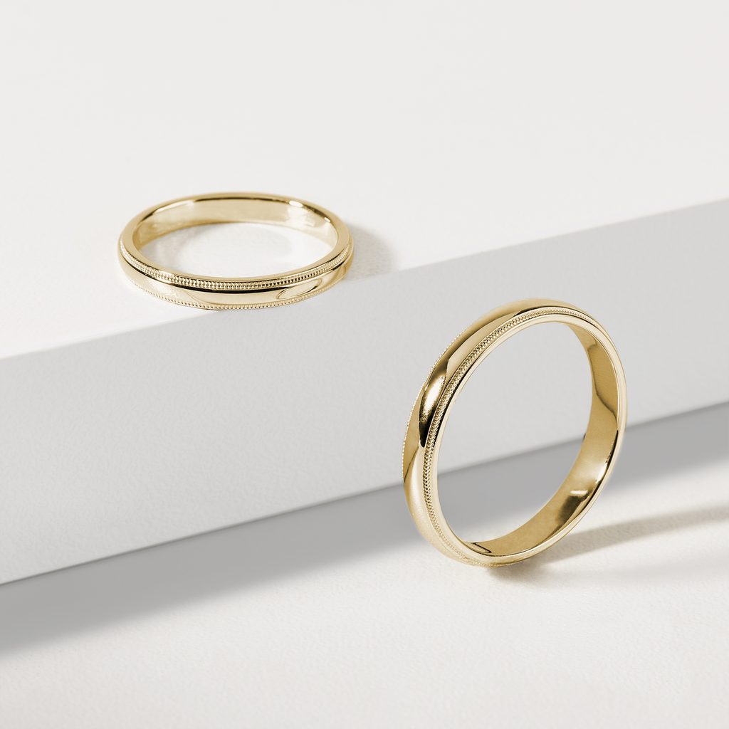 Ladies Gold Wedding Ring with Engraved Edge KLENOTA