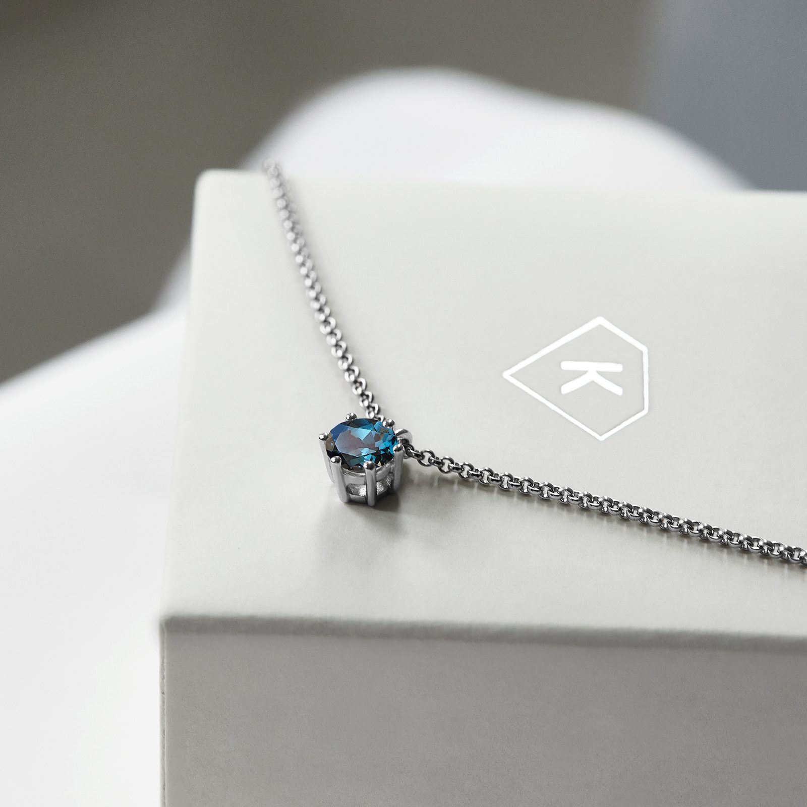 Naszyjnik z białego złota z okrągłym topazem London Blue | KLENOTA