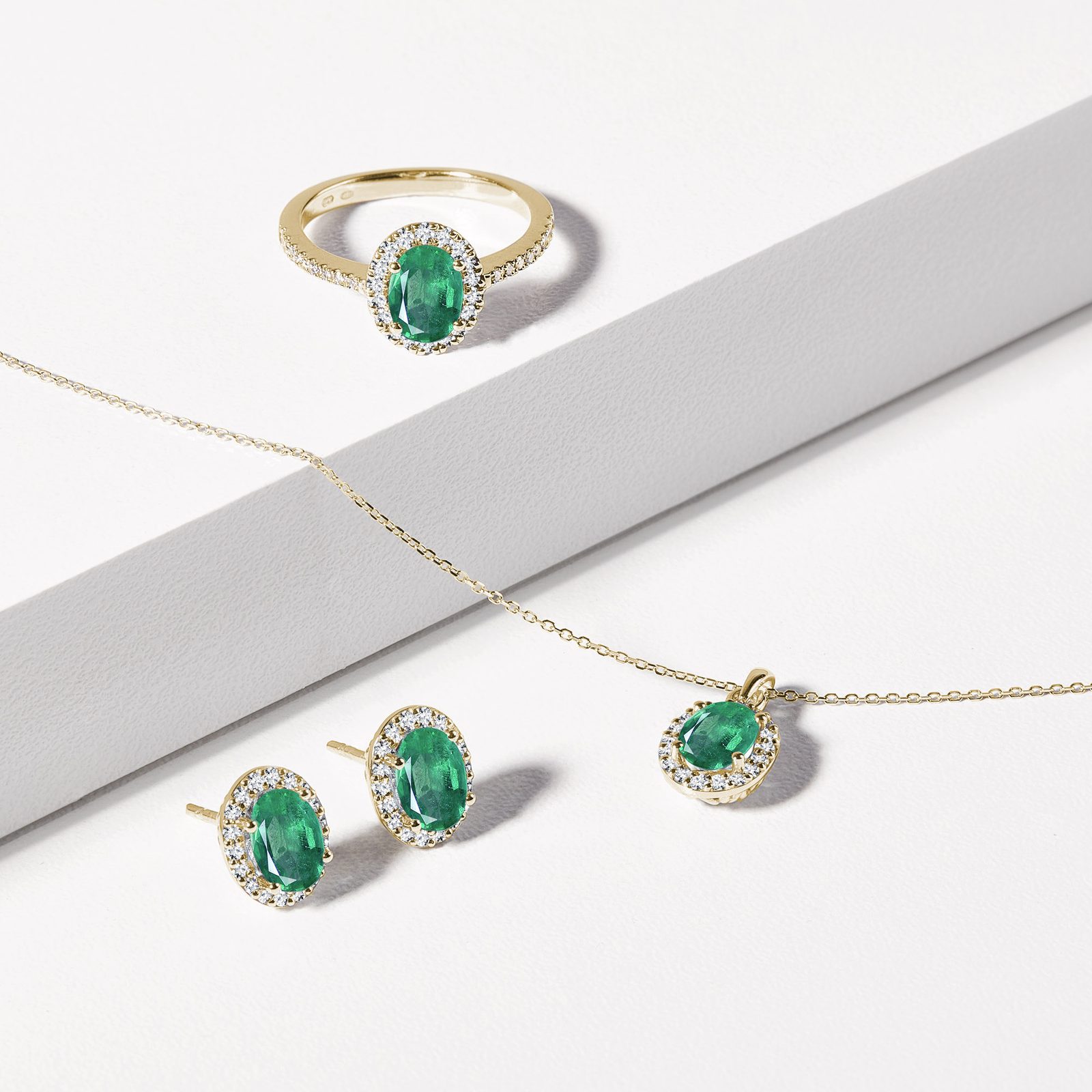 Emerald and Diamond Oval Gold Pendant | KLENOTA