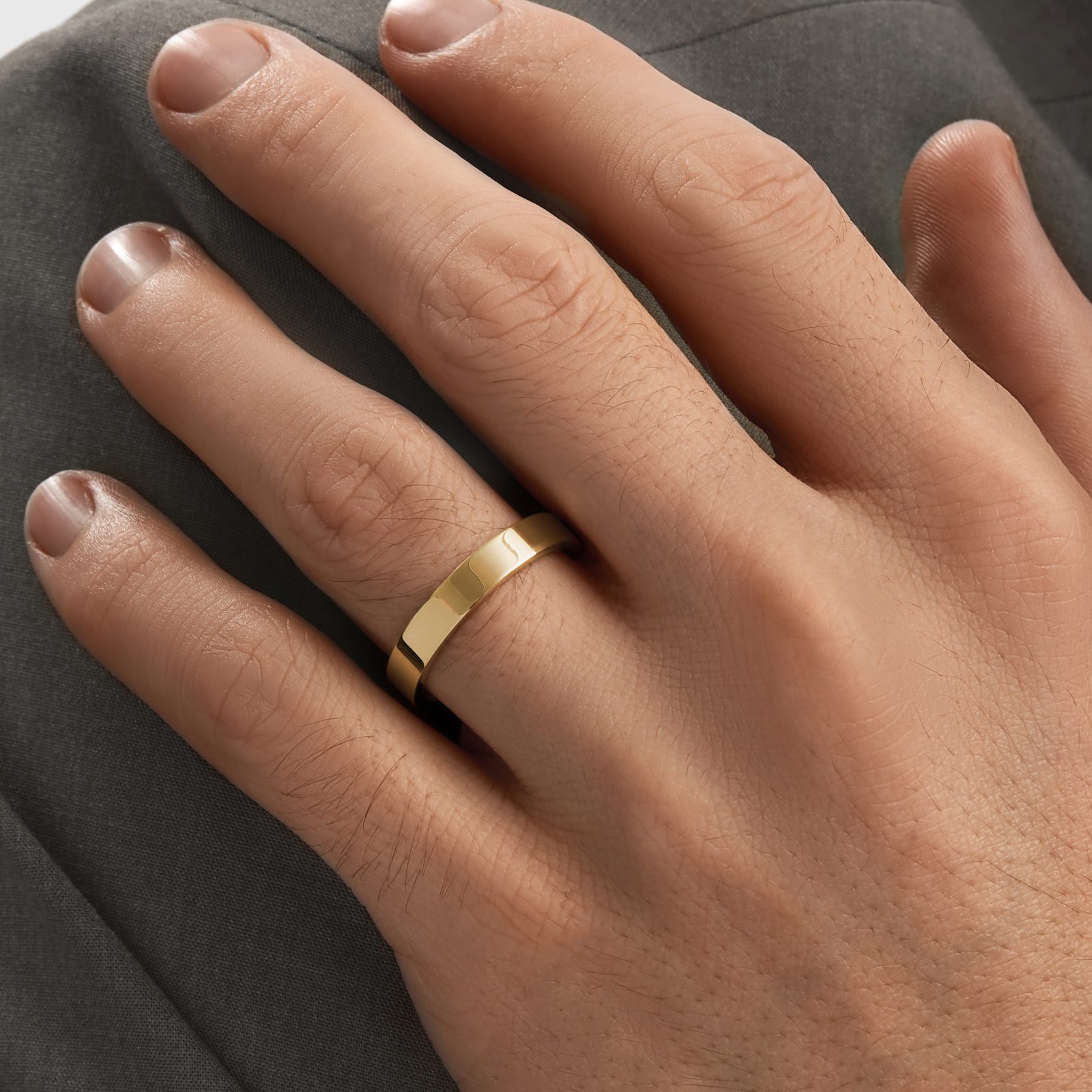Minimalist wedding ring set in gold