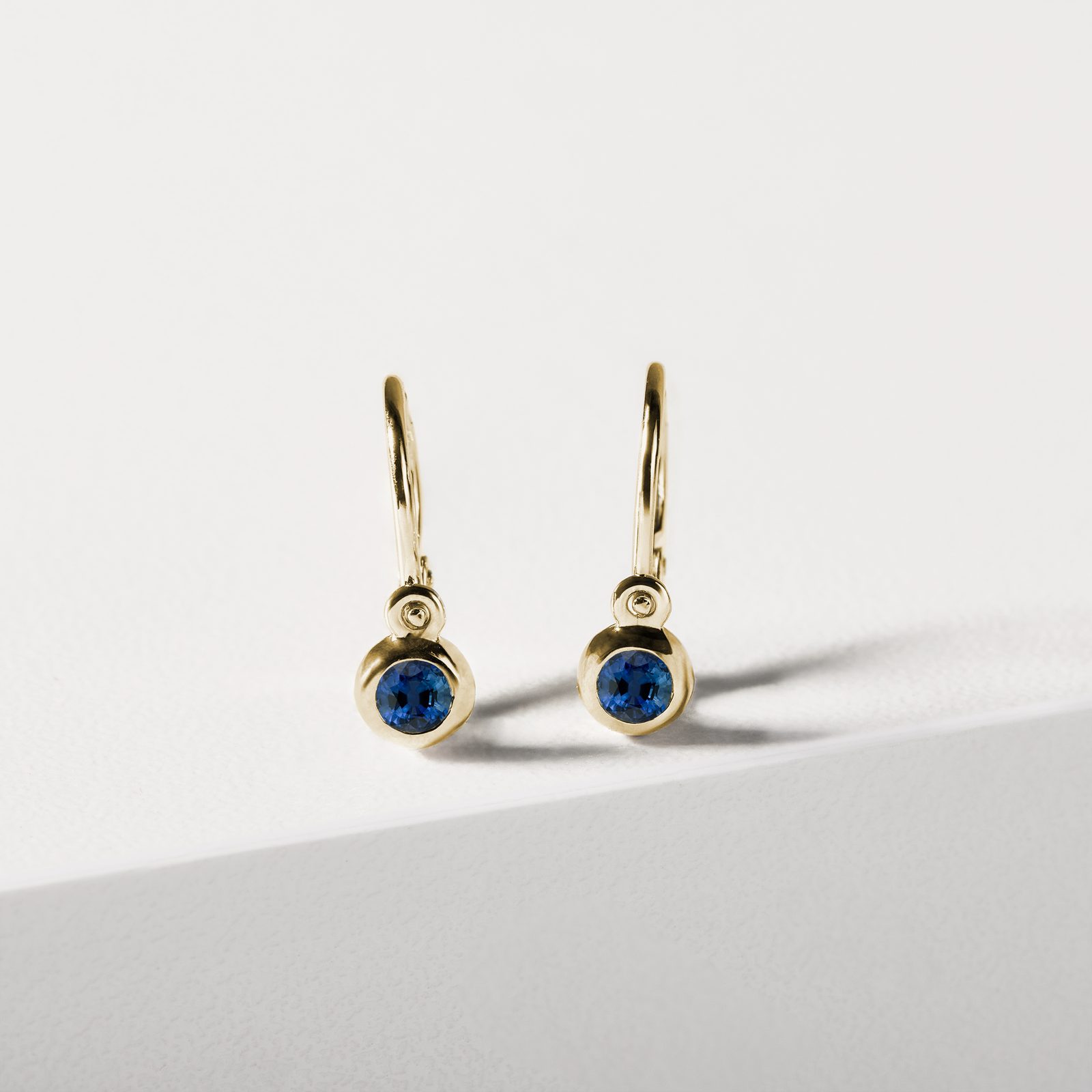 Boucles d'oreilles pour enfants en or jaune avec saphirs | KLENOTA
