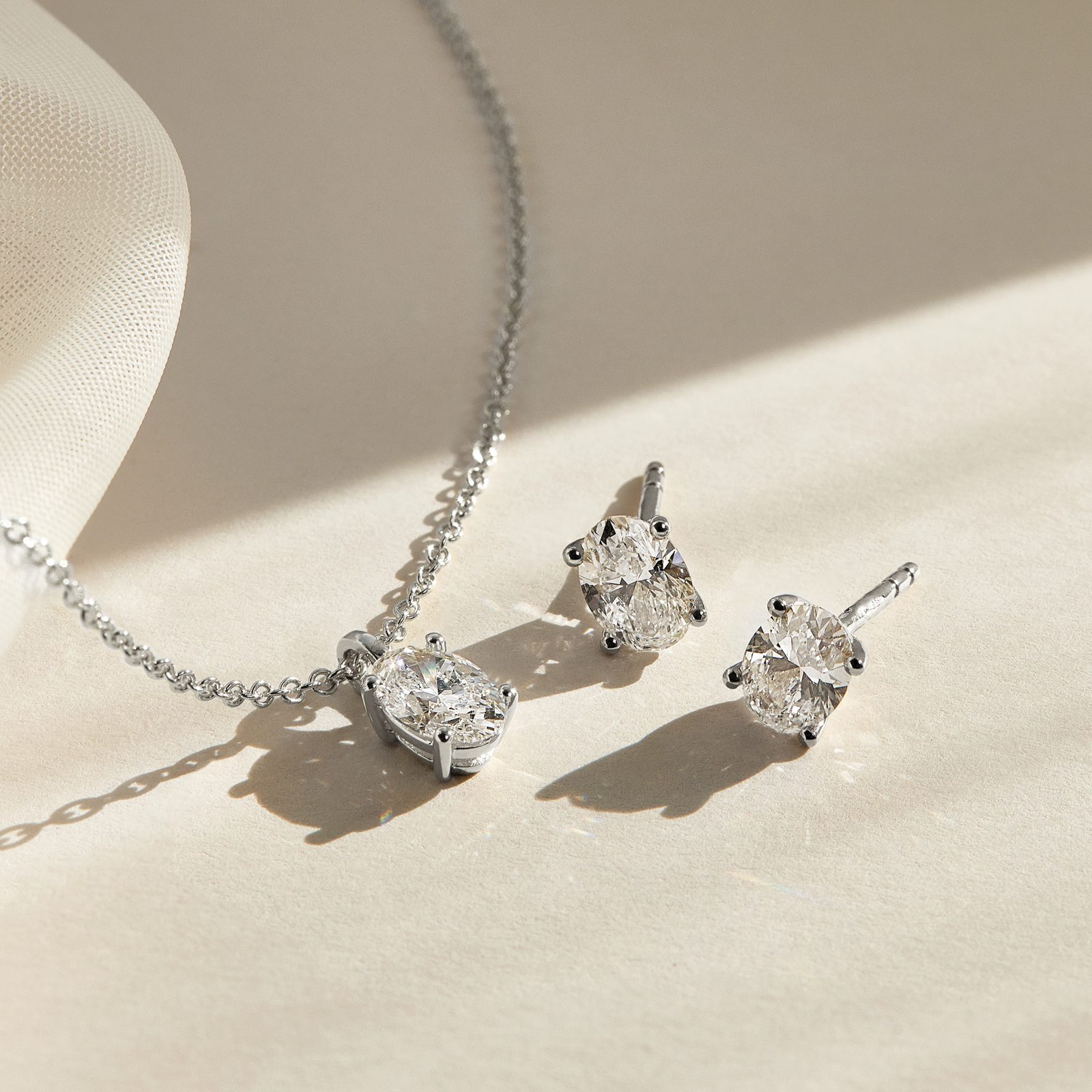 Naszyjnik z białego złota z owalnym diamentem laboratoryjnym | KLENOTA