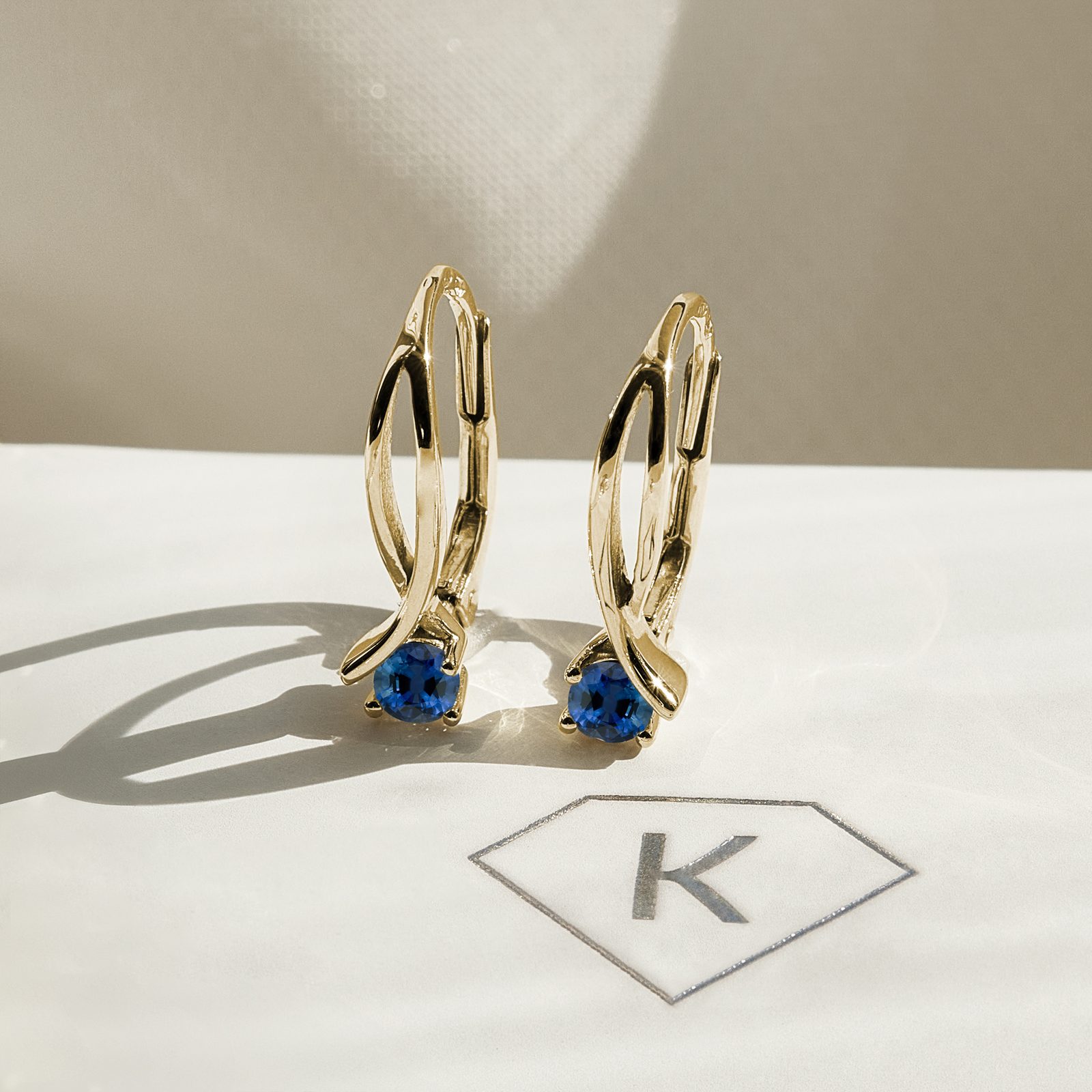 Gelbgoldohrringe mit blauen Saphiren | KLENOTA