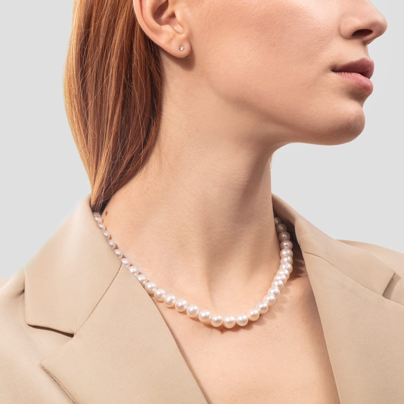 Elegant Pearl Necklace with Yellow Gold Clasp KLENOTA