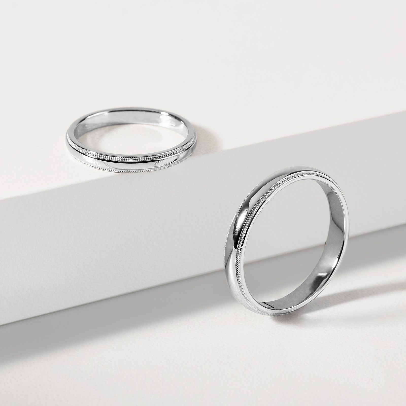 14k White Gold Modern Wedding Ring Set With Engraved Edges Klenota 3011