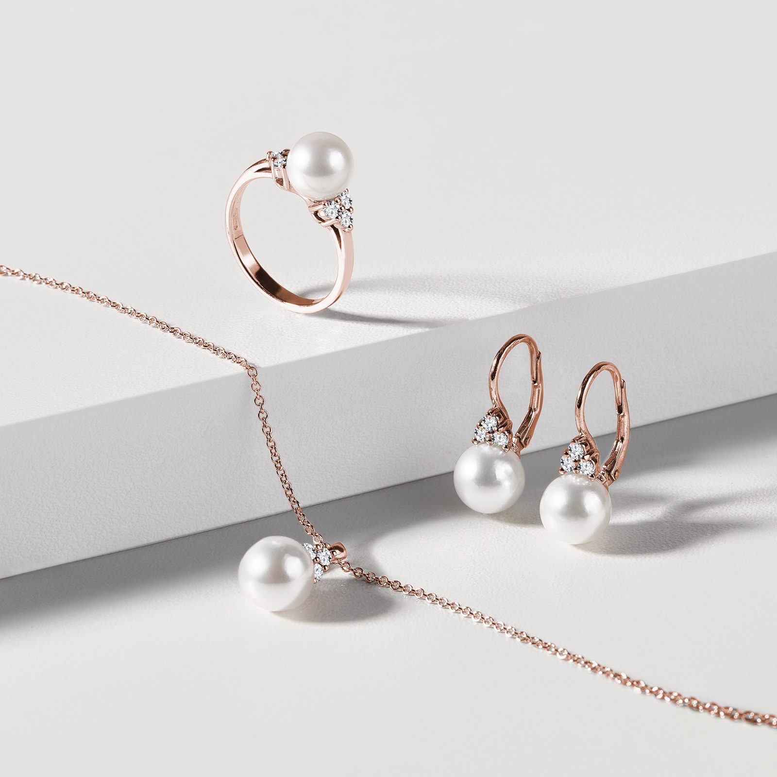 Jewellery set with pearls and diamonds in rose gold | KLENOTA