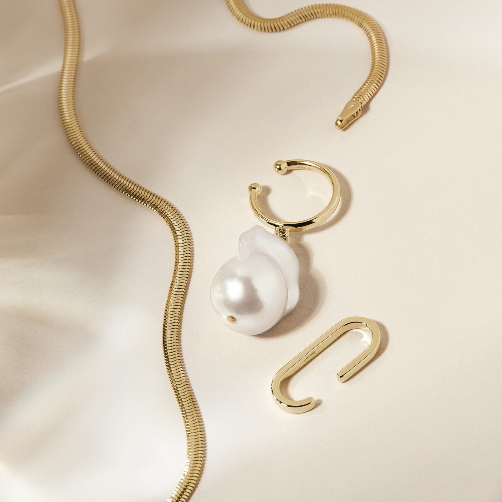 Baroque Pearl Single Cuff Earring in Yellow Gold | KLENOTA