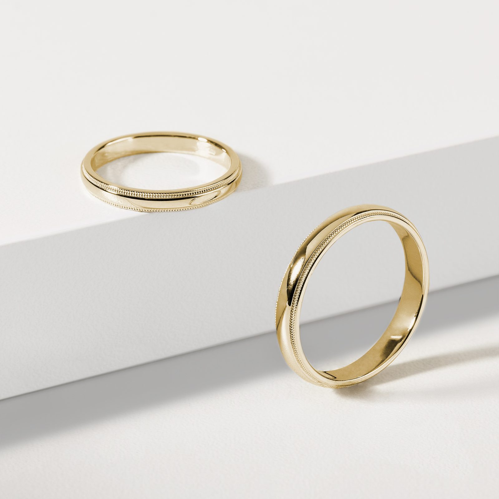 Modern Gold Wedding Ring Set with Engraved Edges | KLENOTA