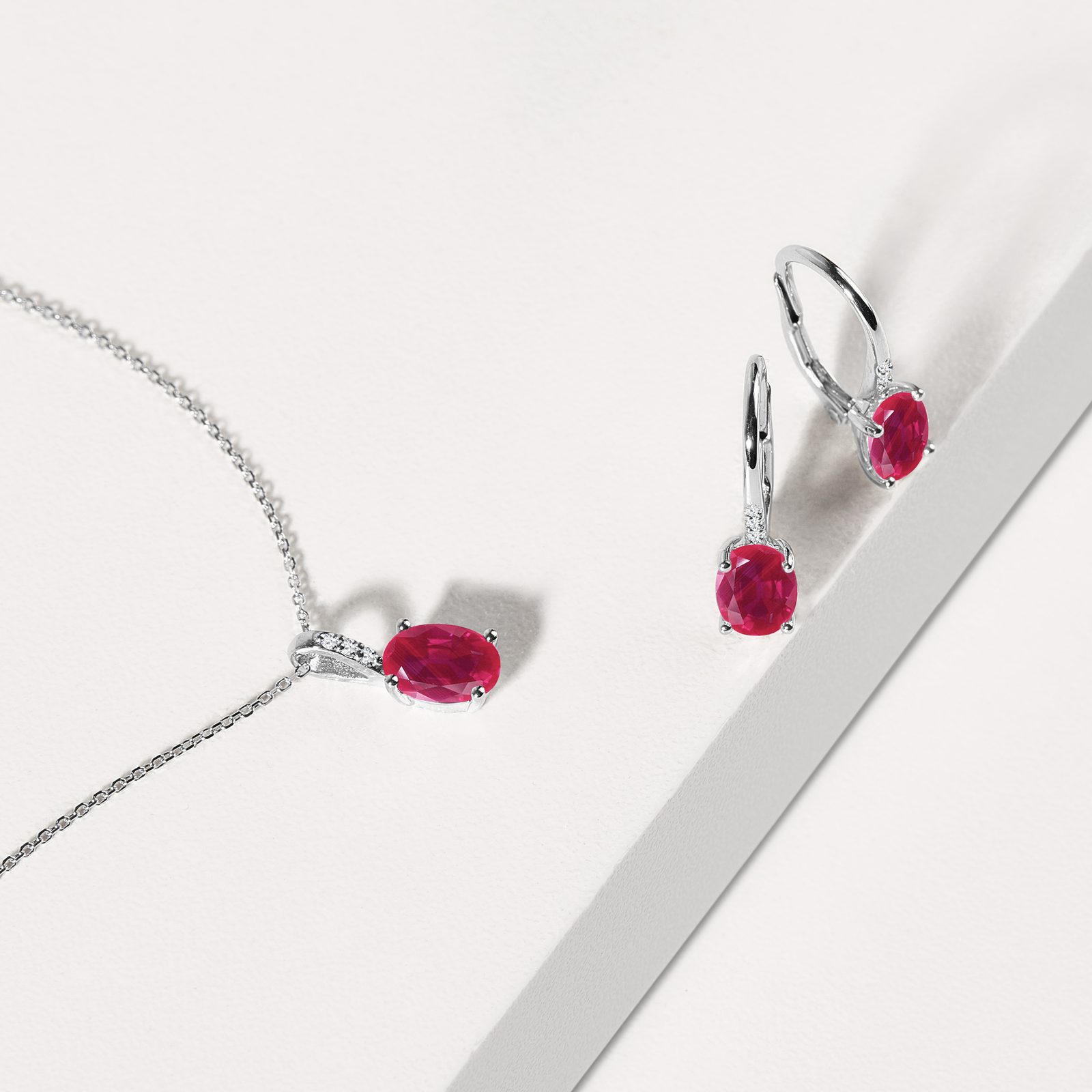 Naszyjnik z białego złota z owalnym rubinem i diamentami | KLENOTA