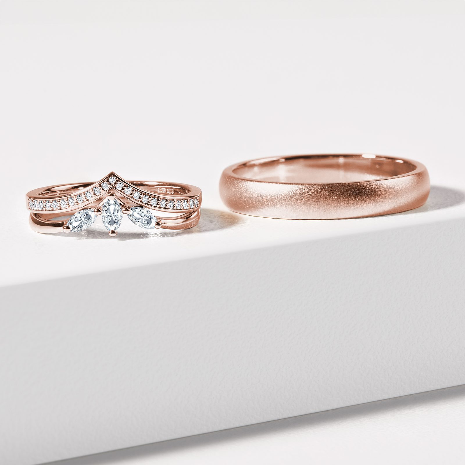 Rose Gold Wedding Ring Set with Chevron and Satin Finish | KLENOTA