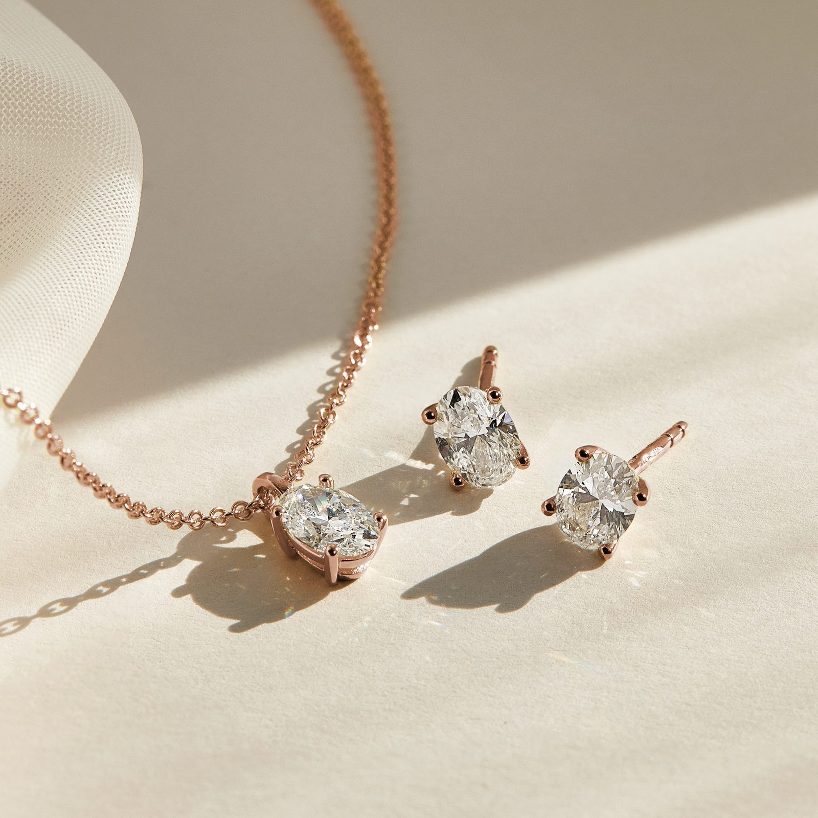 Collier en or rose avec diamant de synthèse taille ovale | KLENOTA