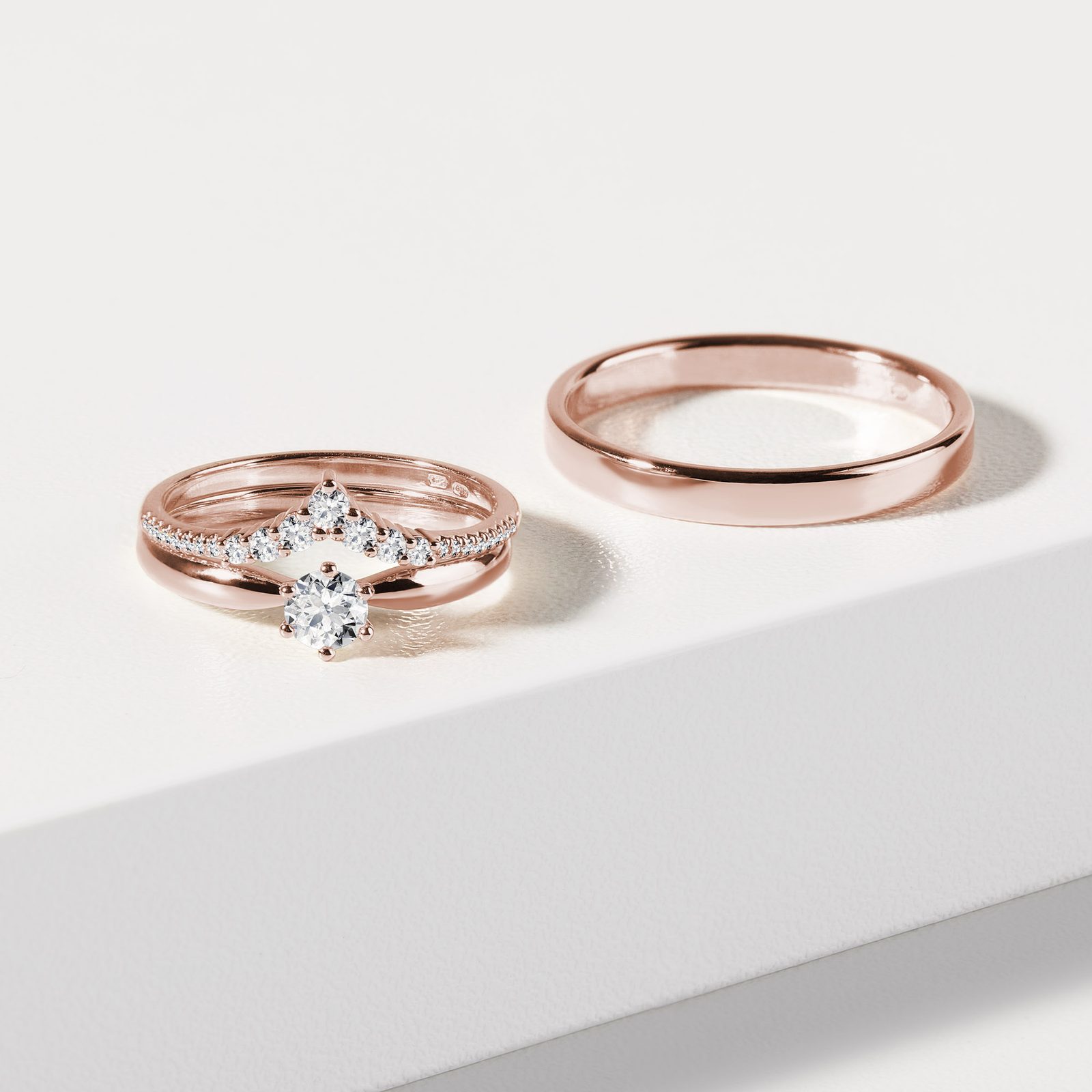 Diamond Chevron and Shiny Finish Wedding Ring Set in Rose Gold | KLENOTA