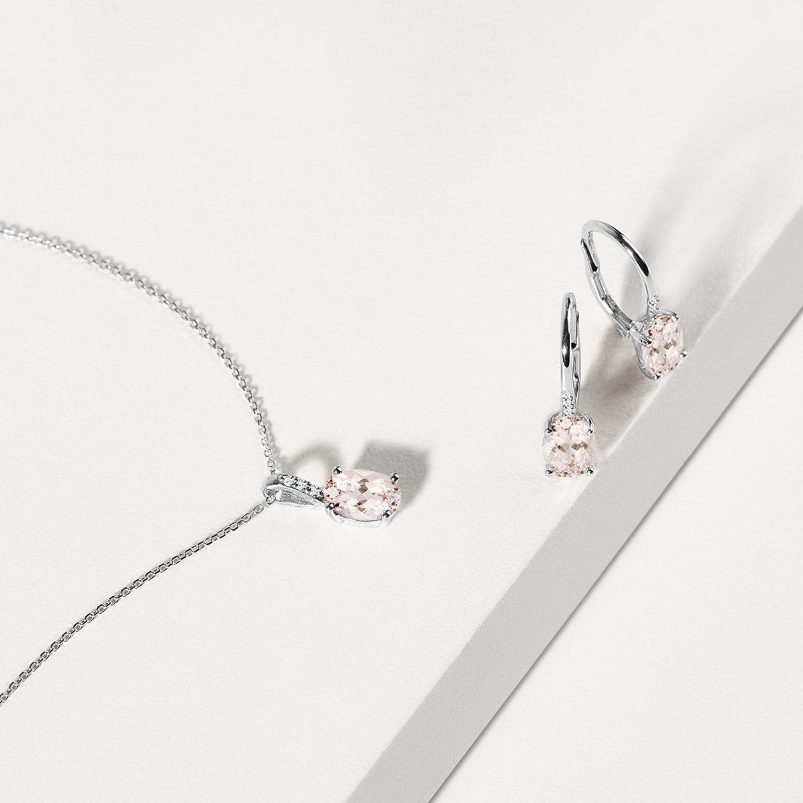 Collier en or blanc avec morganite et diamants | KLENOTA