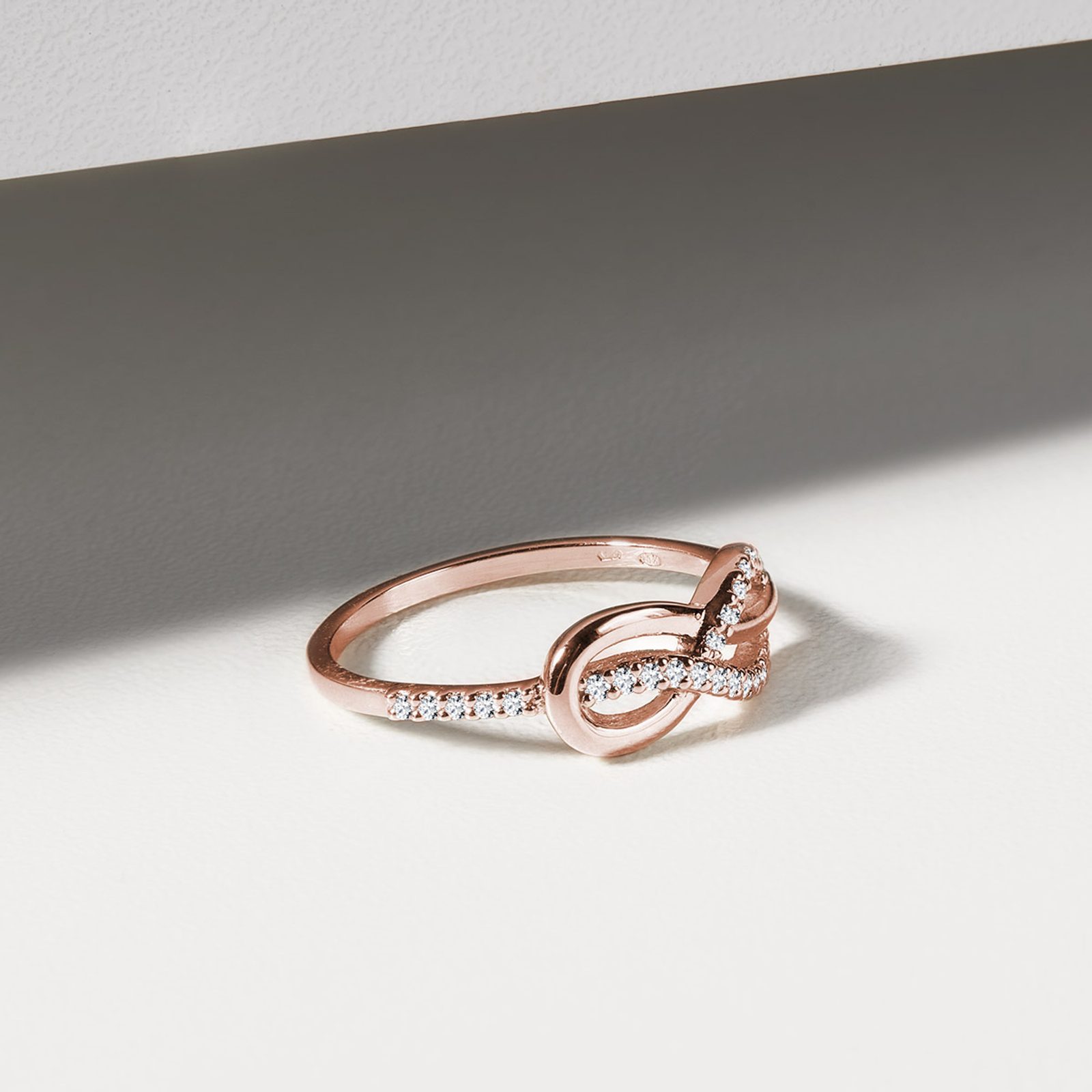 Diamond infinity Ring Made of Rose Gold KLENOTA