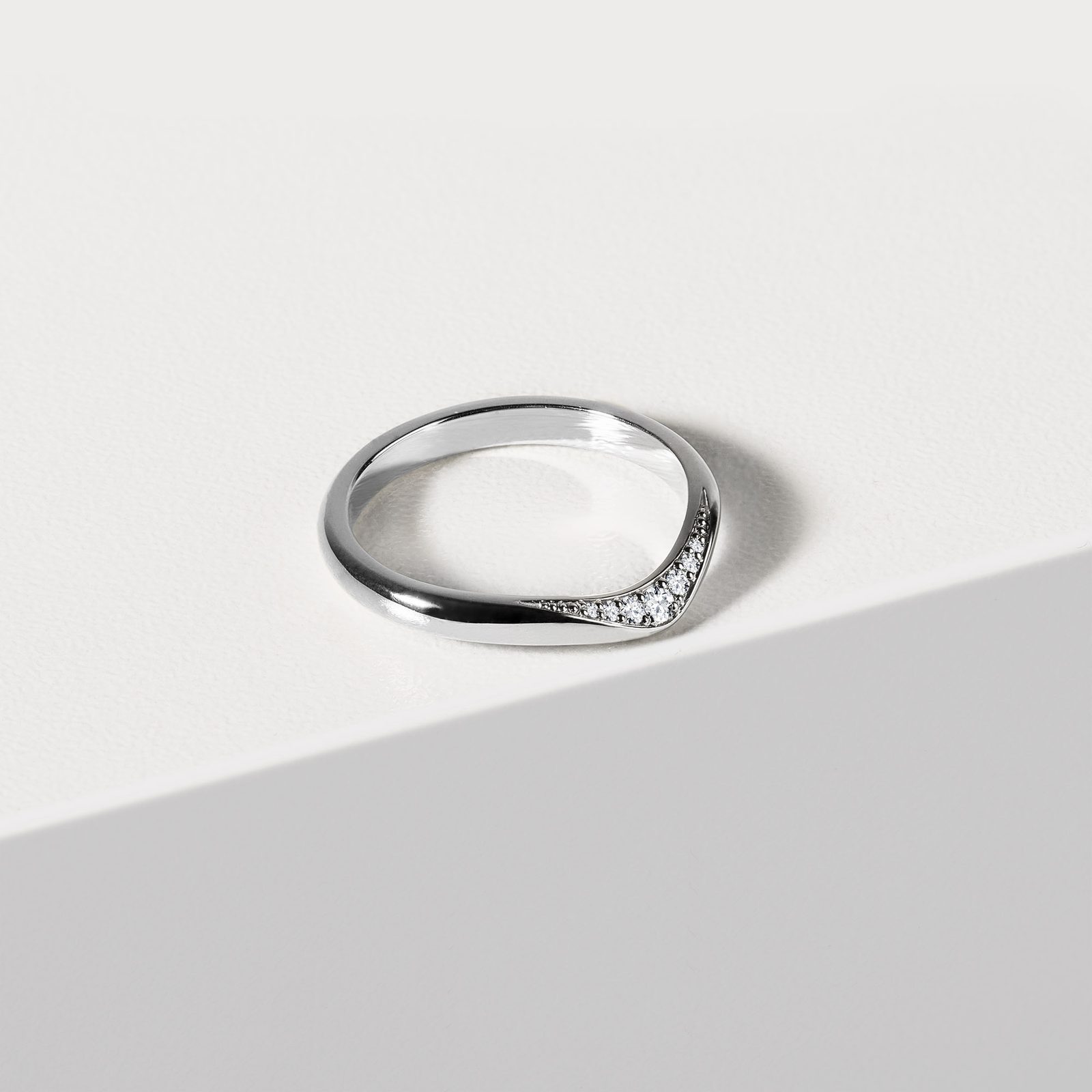 Women's Graduated Channel Diamond Wedding Band in White Gold | KLENOTA