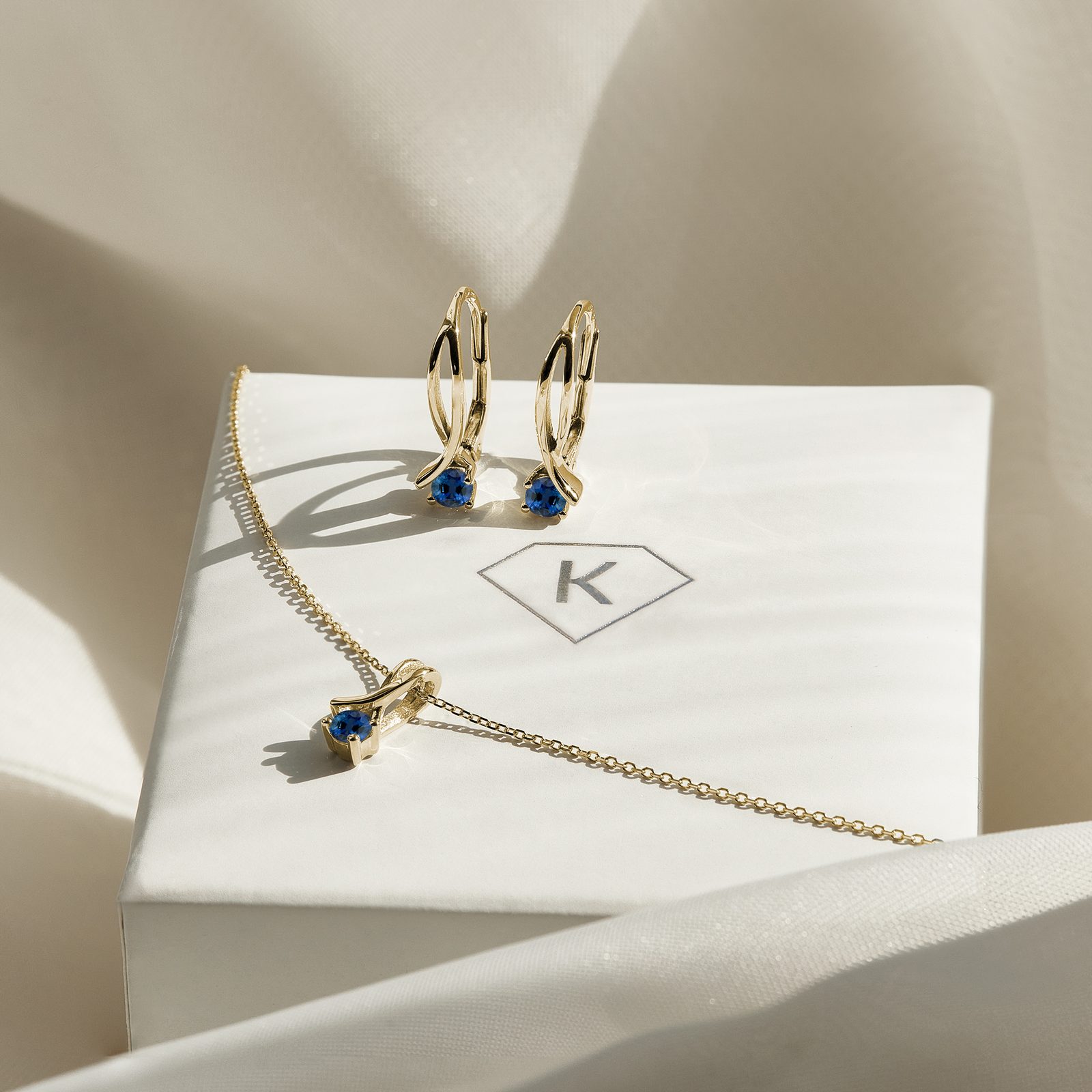 Sapphire Yellow Gold Ribbon Jewelry Set | KLENOTA