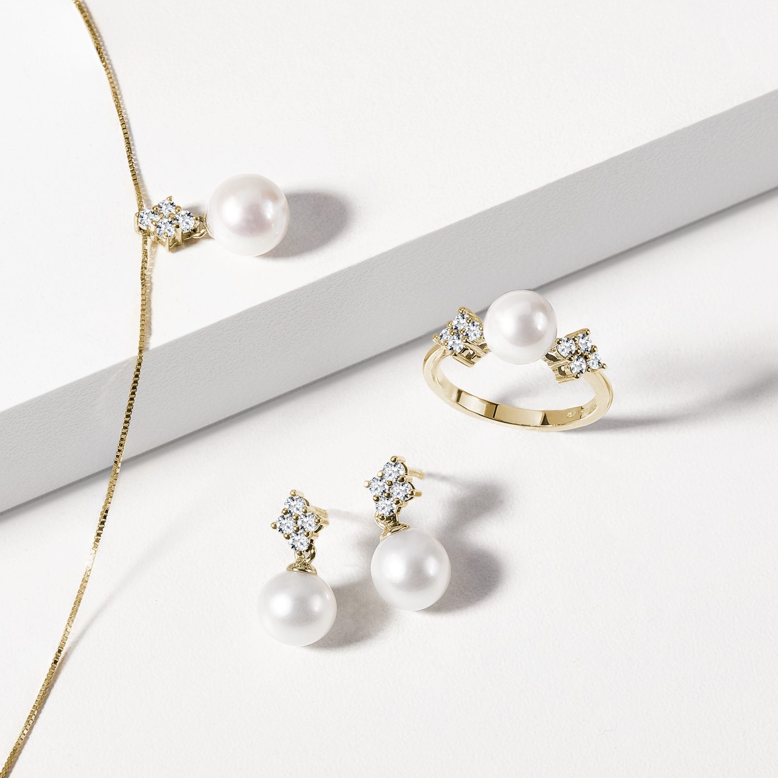 Elegant Diamond and Pearl Jewelry Set in Yellow Gold KLENOTA