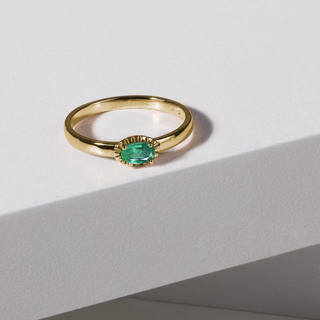Oval emerald ring in yellow gold | KLENOTA