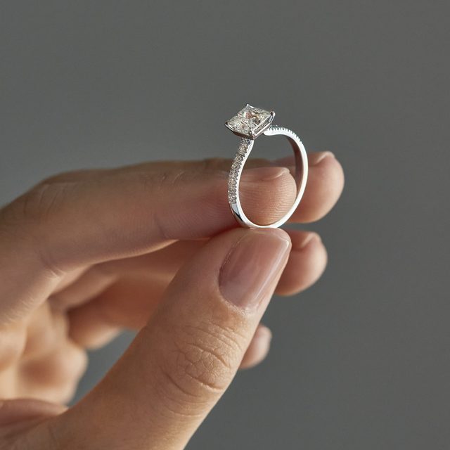 Ring with Laboratory Diamond in White Gold | KLENOTA