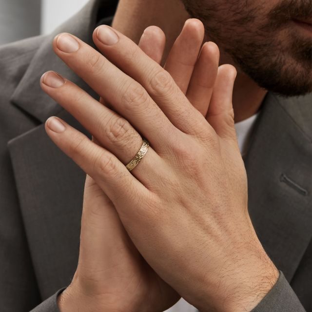 Alliance pour hommes en or finition griffée | KLENOTA