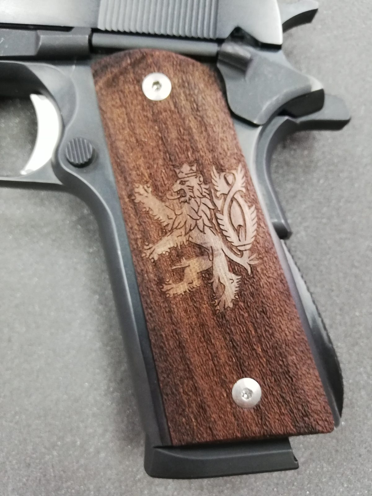 Střenky KSD 1911 Govt. & Commander Full Size ořech CZ - KSD - Pažby, pažbičky a střenky ...