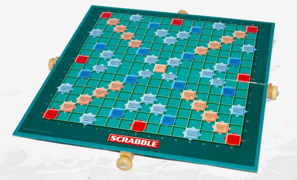 Scrabble stojánek | SVĚT-HER.CZ | Společenské deskové hry - Hrajte si!