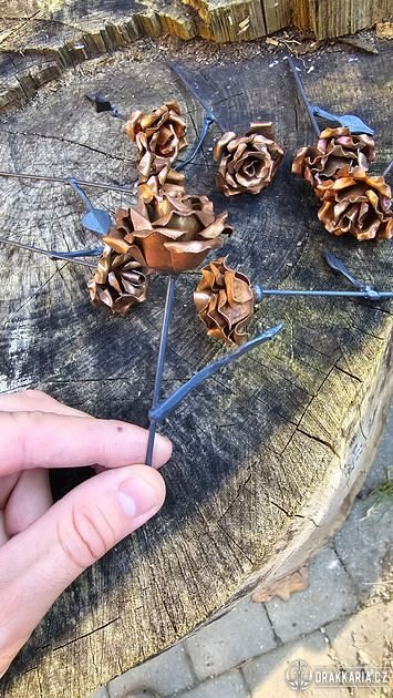 PRAŽSKÁ KOVANÁ RŮŽE - puget tří růží - Drakkaria.cz | Výroba šperků ...