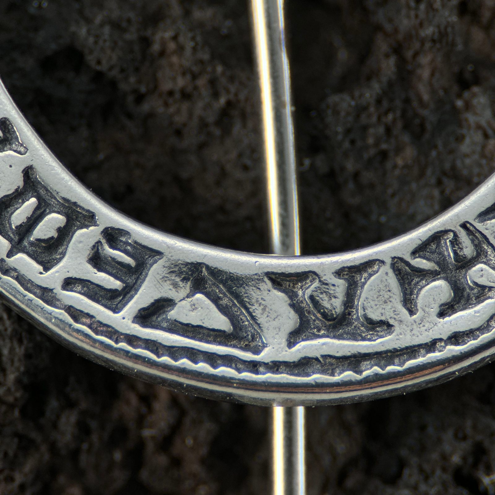 STŘEDOVĚKÁ STŘÍBRNÁ BROŽ, rok 1300, lombardské písmo, Ag 925, 13g - Drakkaria