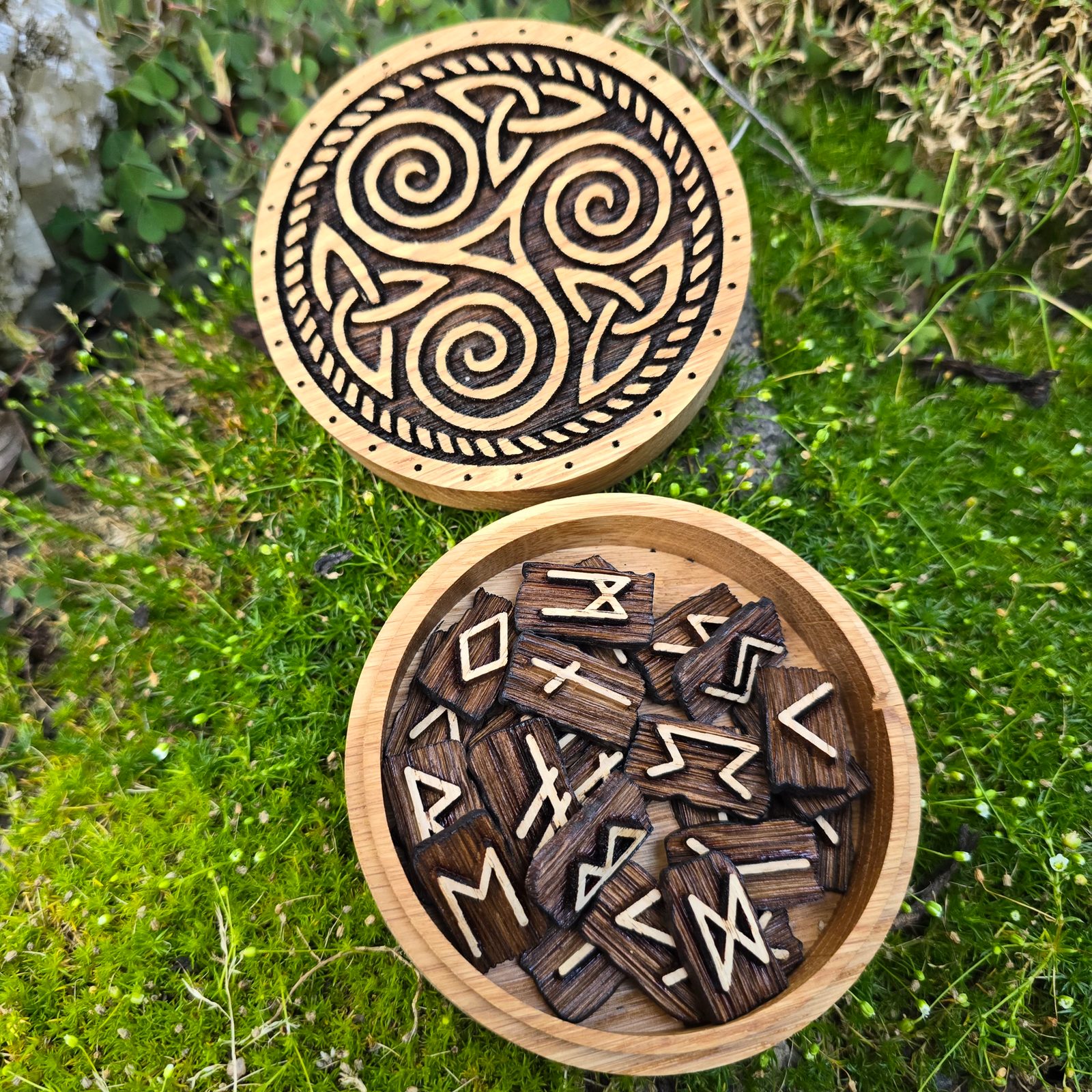 RUNY - FUTHARK s krabičkou - TRISKEL - Drakkaria