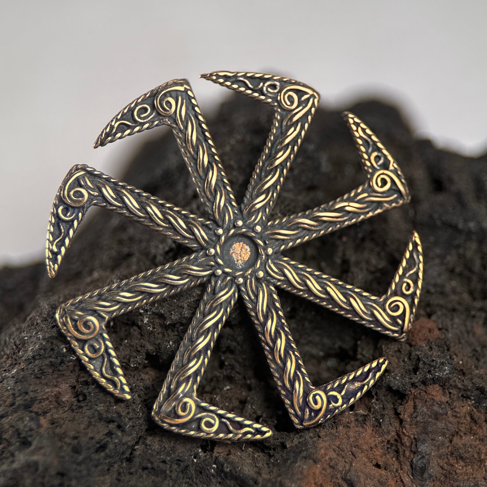 KOLOVRAT, slovanský symbol Slunce, přívěšek, bronz - Drakkaria