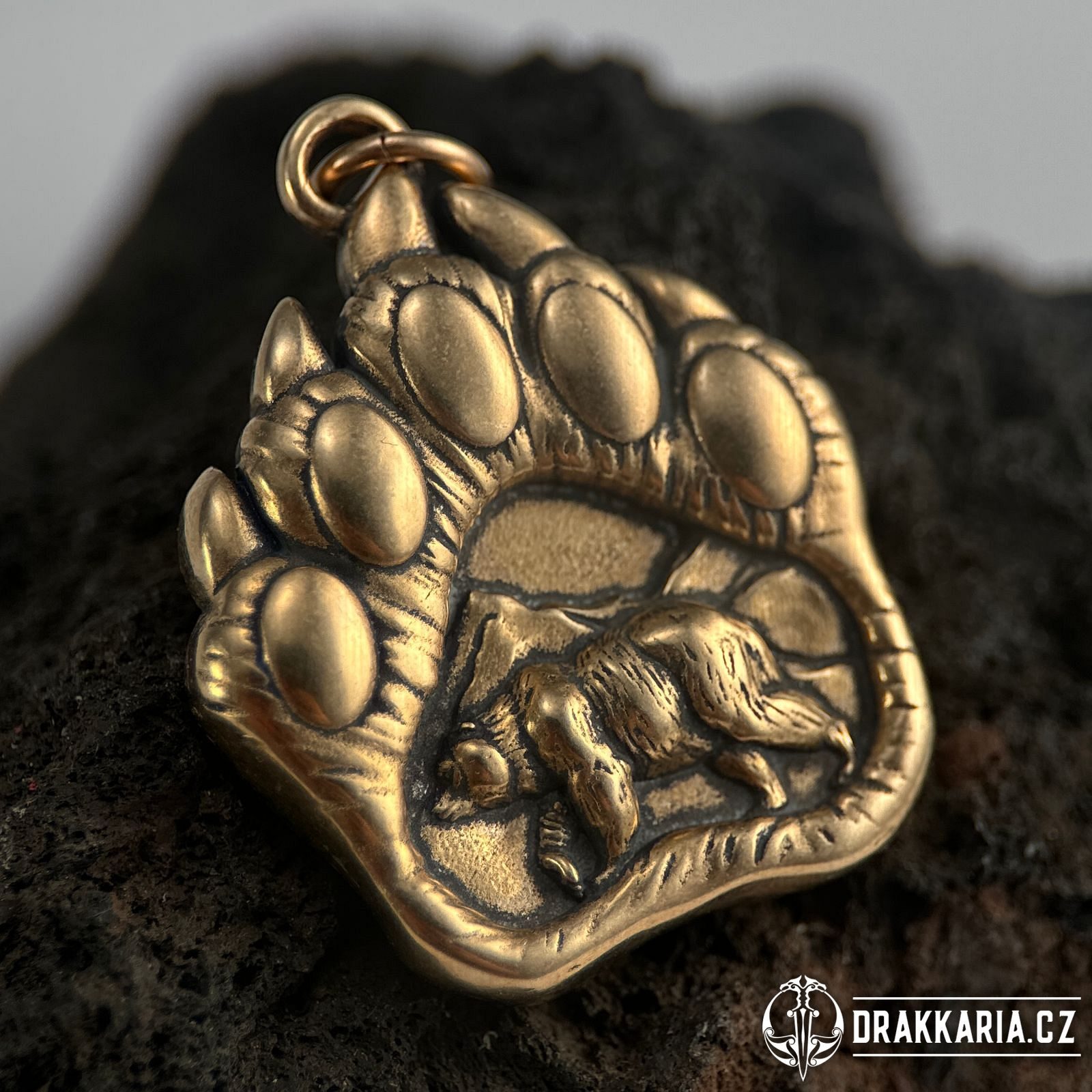 MEDVĚD - medvědí stopa, přívěsek, bronz - Drakkaria