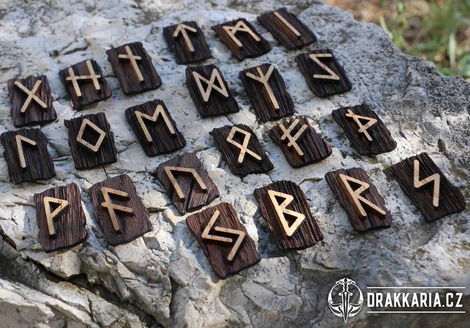 RUNY - starší Futhark, sada dřevěných run - dub - Drakkaria