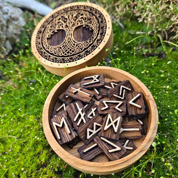 RUNY - FUTHARK s krabičkou - Yggdrasil - Drakkaria