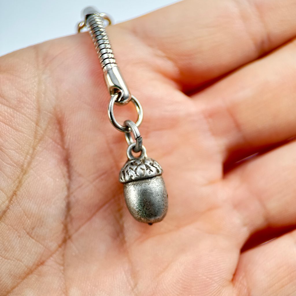 Acorn keyring, zinc antique silver Drakkaria Metal keychains Jewellery ...