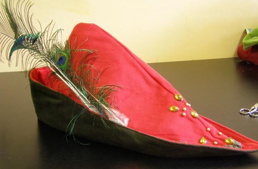 MEDIEVAL WOOLEN HAT WITH FEATHER Wulflund