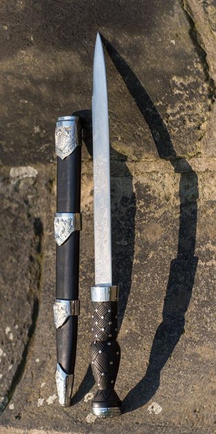 SCOTTISH DIRK, dagger with thistles Historical knives Knives, Weapons ...