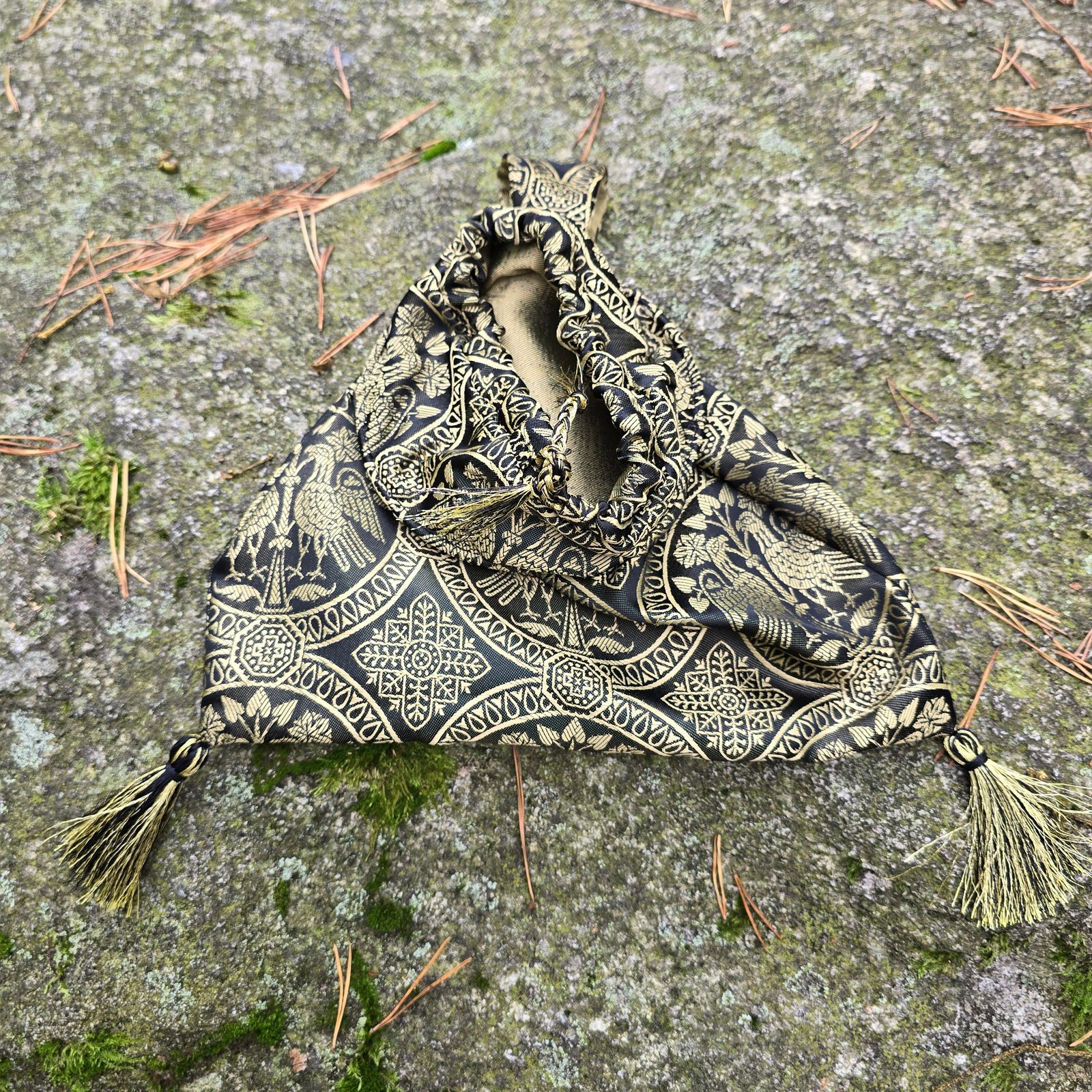Medieval ladies' bag, 15th century, brocade, falcons Wulflund