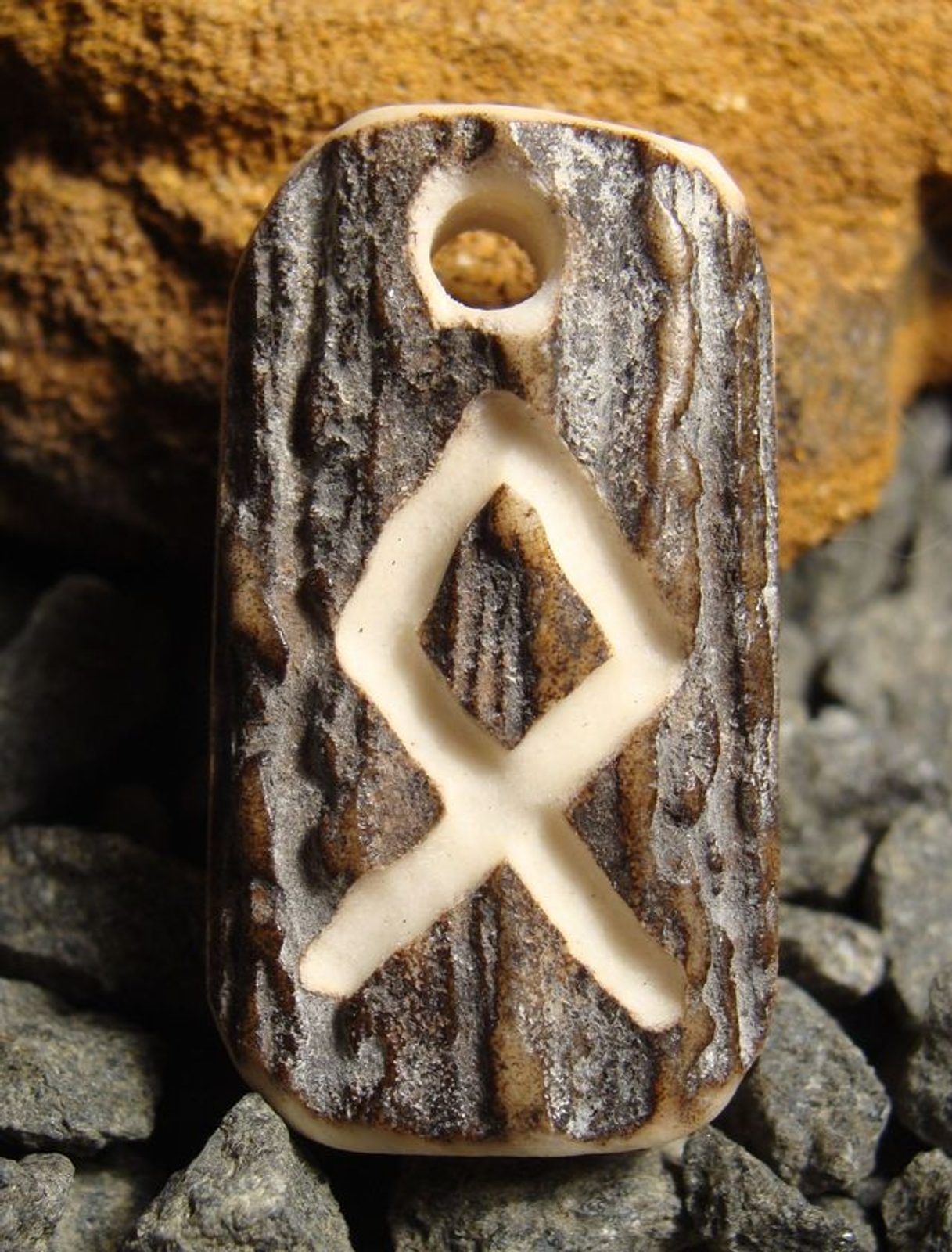 ODAL RUNE, deer antler pendant carving Nous faisons revivre l'histoire