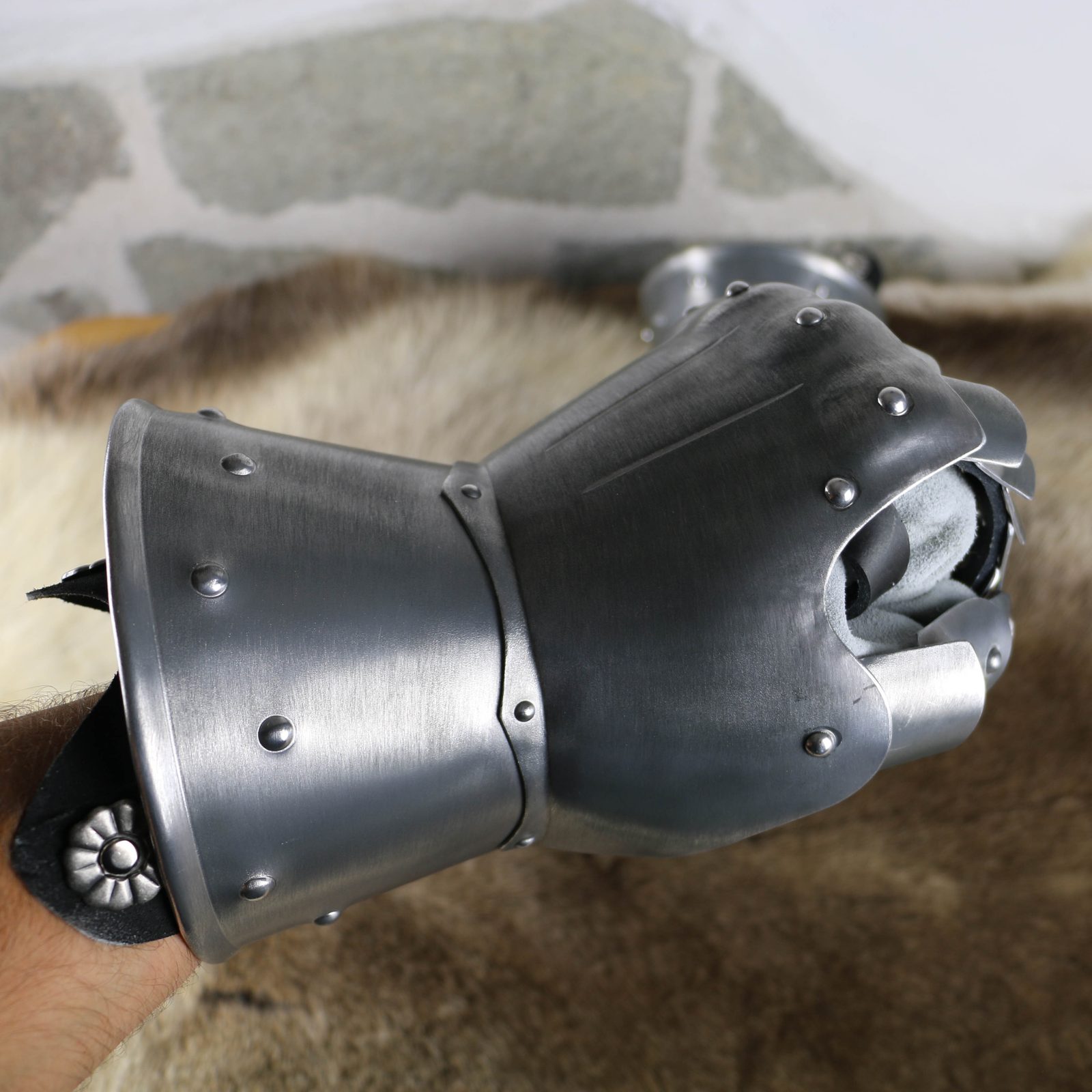 GAUNTLETS, The Royal Guard Duralumin - Costume Rental Drakkaria arms ...