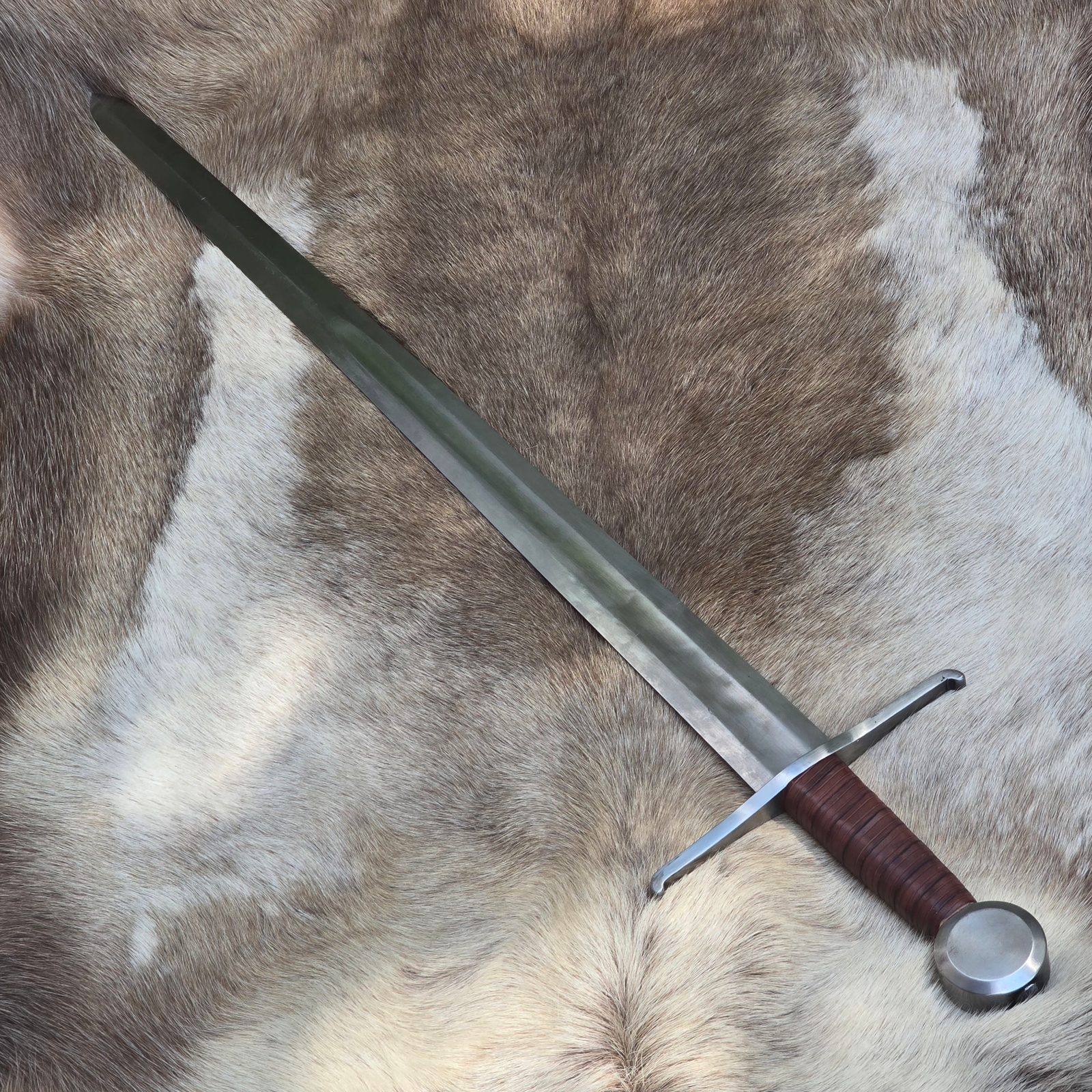 ONE-handed sword, Moravia, 14th century, replica Wulflund