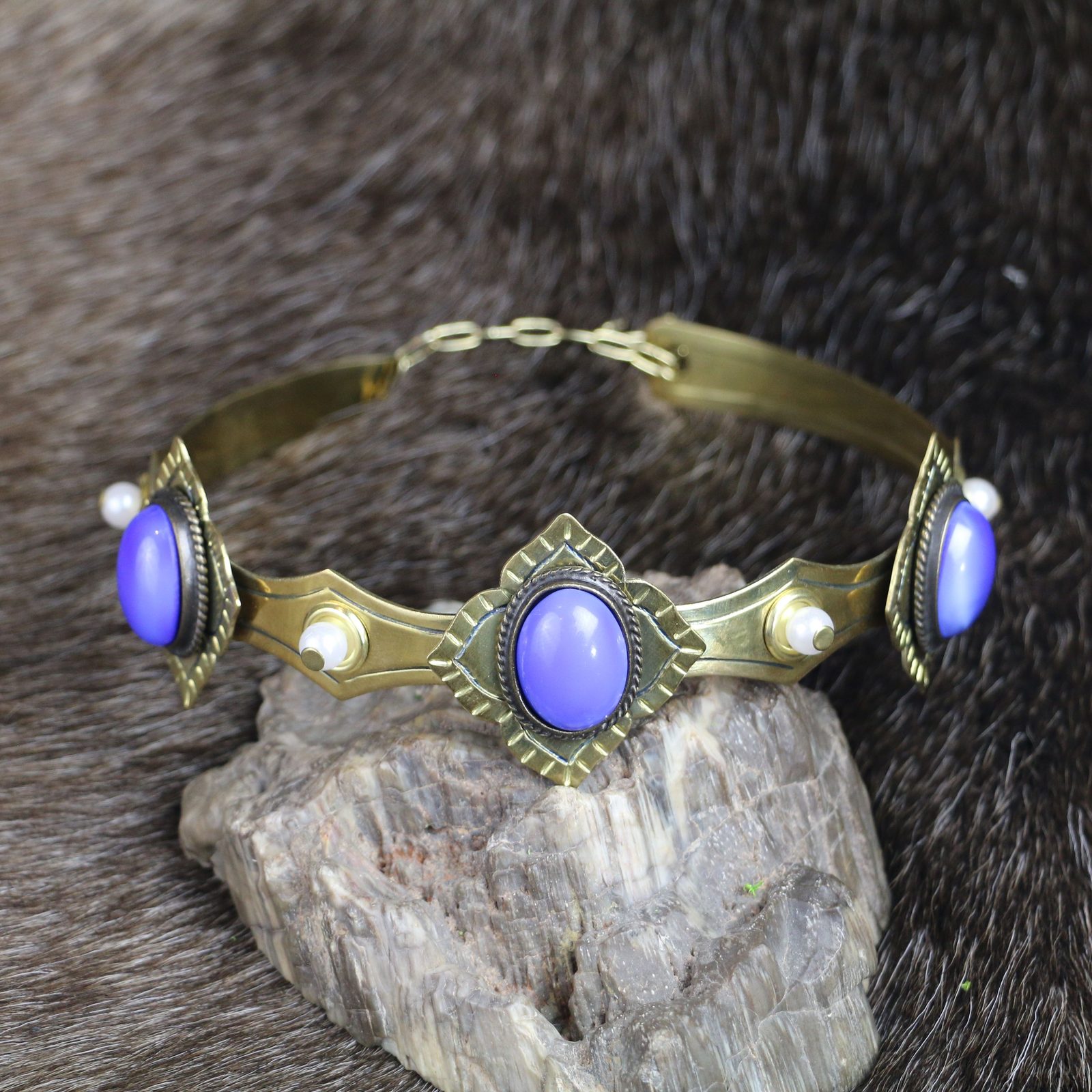 REGINA - Medieval Crown, brass and glass Wulflund