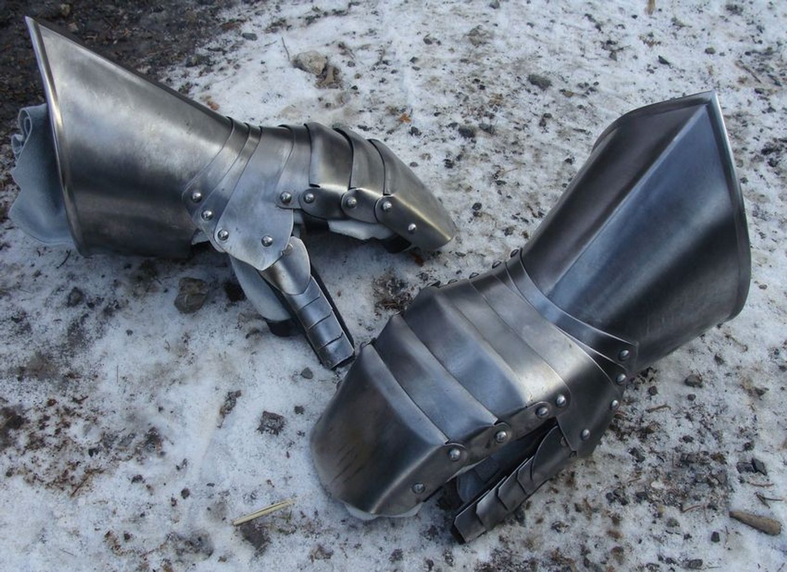 FIST GAUNTLETS, plate armour Wulflund