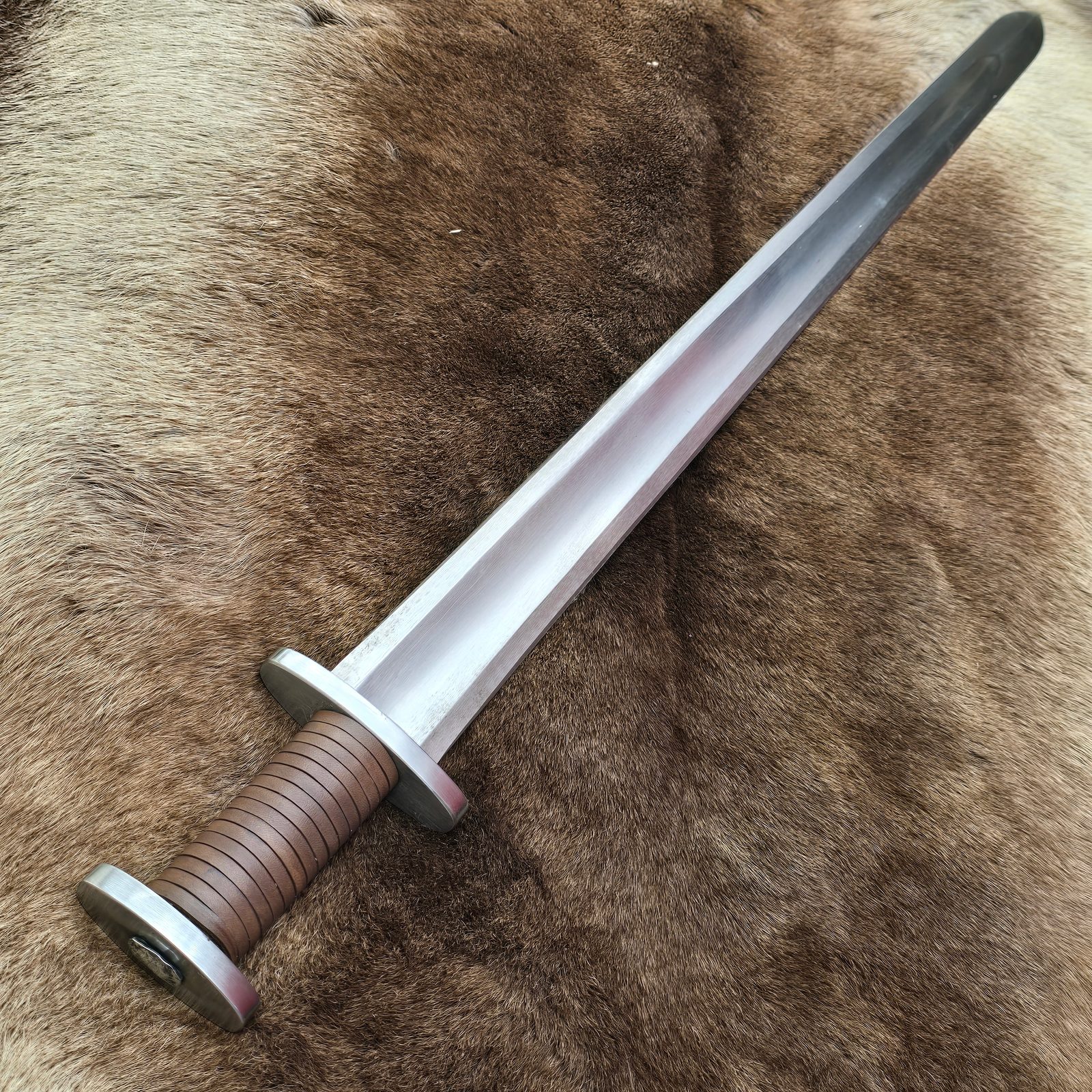 Viking Sword Petersen type M Drakkaria Viking swords Swords, Weapons ...