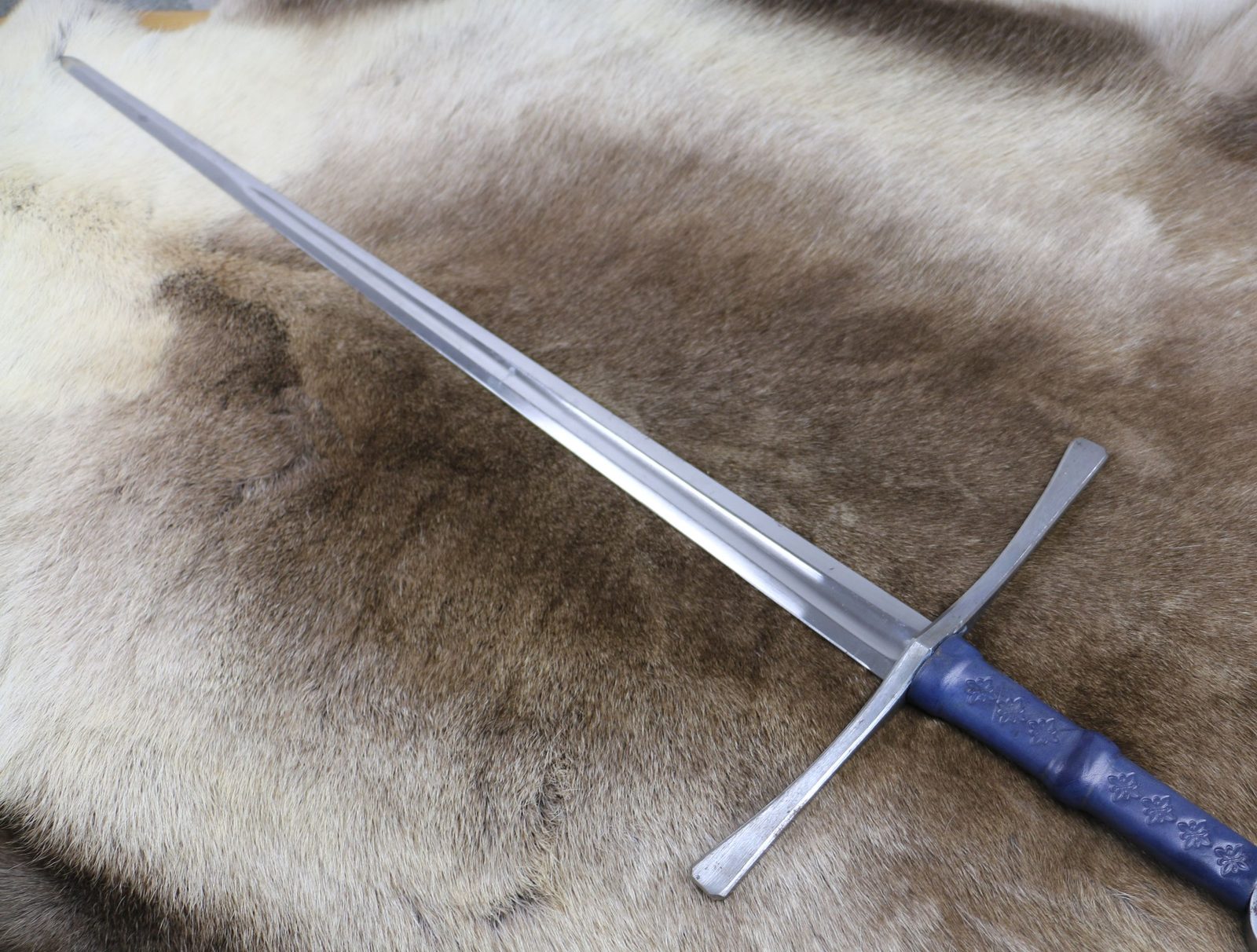 SCOTT hand and a half sword Arma Epona Medieval swords Swords, Weapons ...