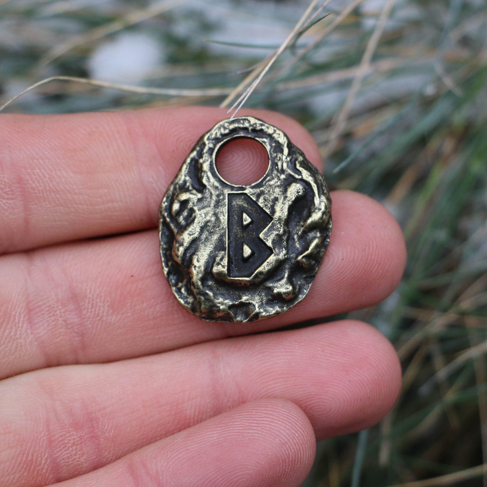 Berkanan - Pendentif rune, zinc, laiton antique Drakkaria Runes ...