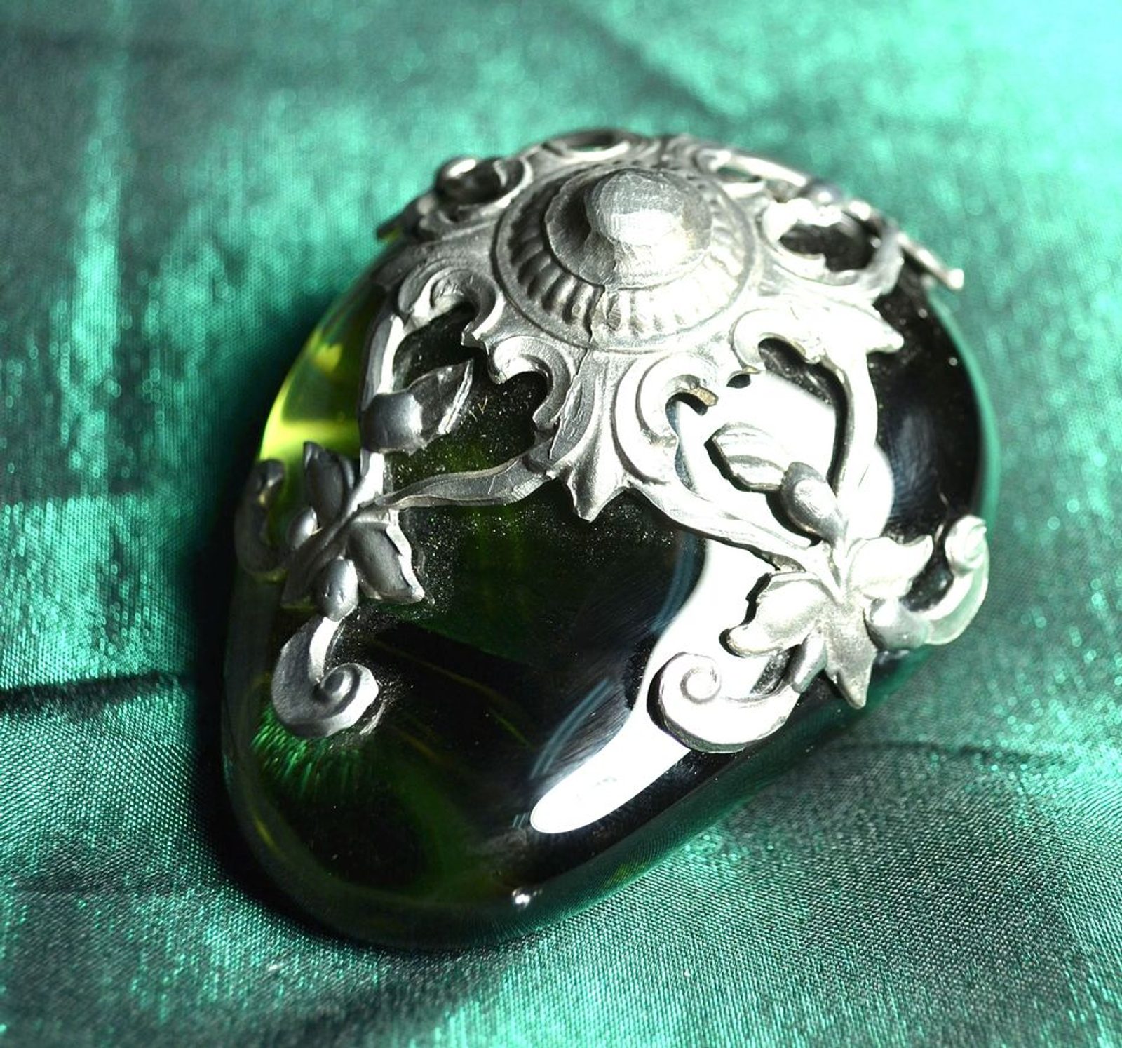 FORREST GLASS, paperweight historical glass Feasting Wulflund