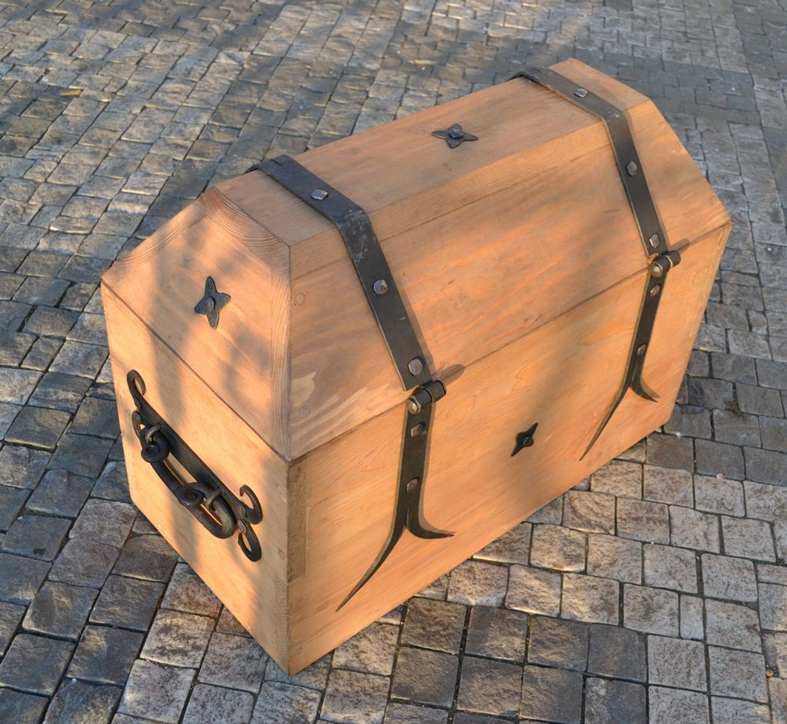 MEDIEVAL CHEST Wulflund
