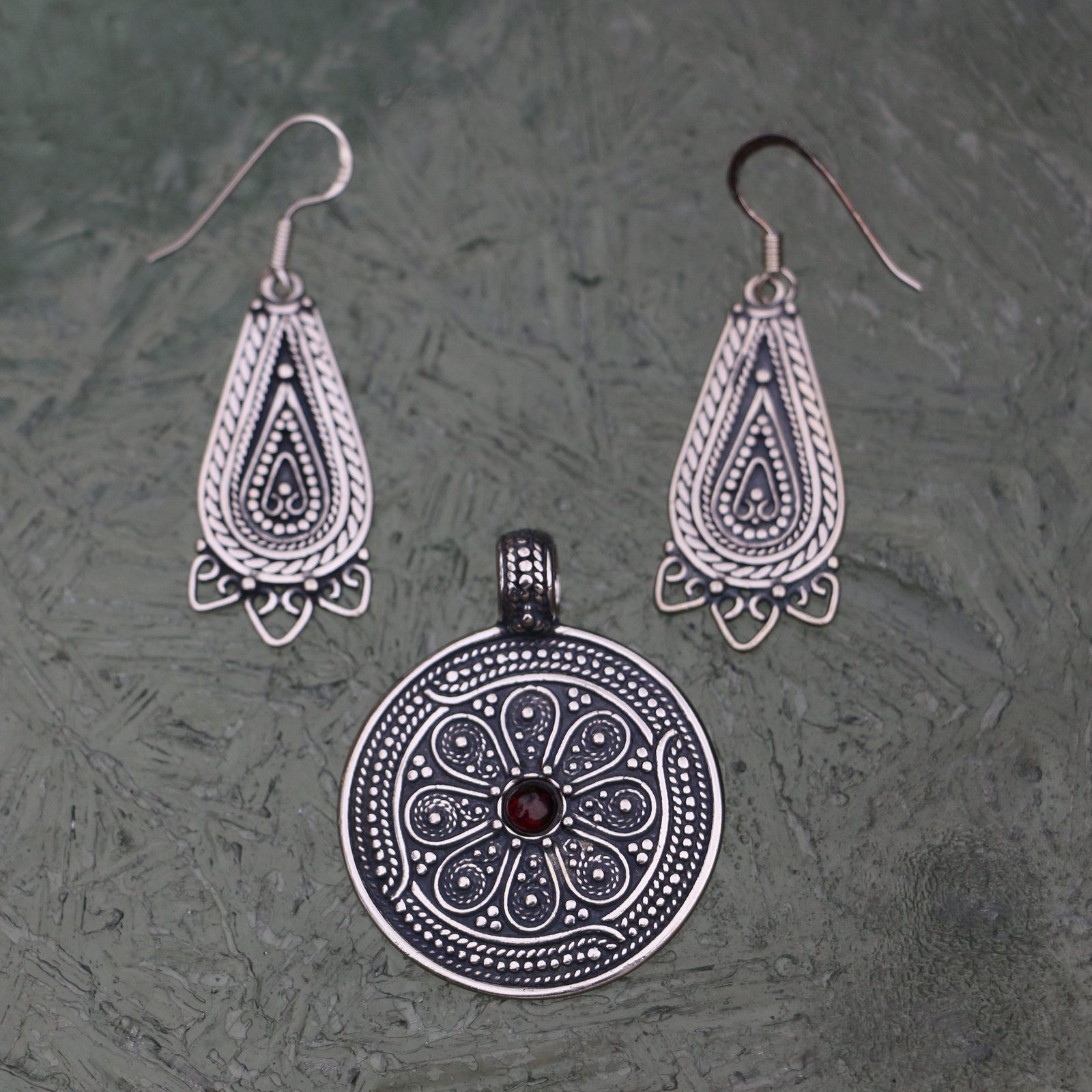 MORAVIA MAGNA - early medieval silver set, garnet Wulflund