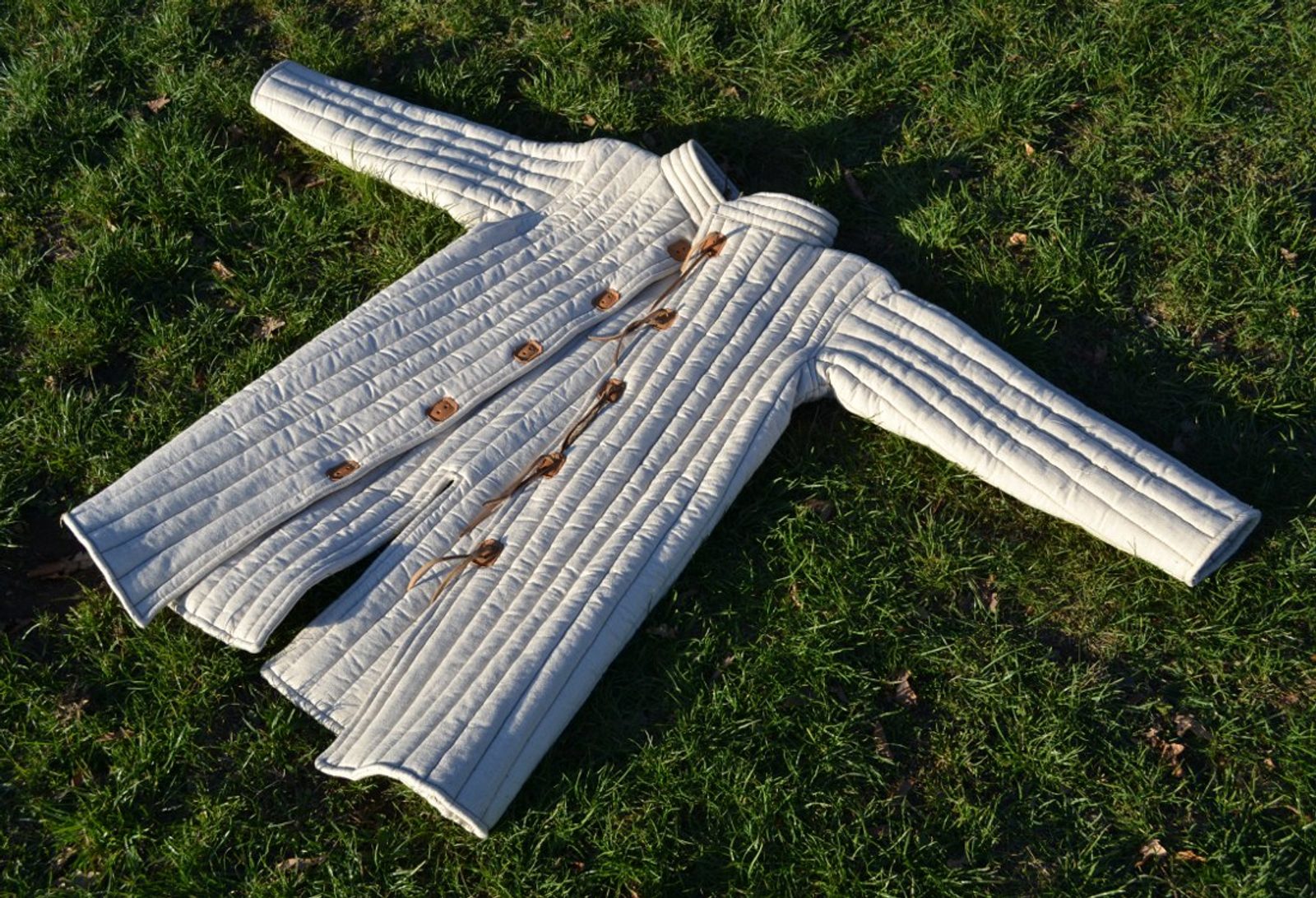 LINEN GAMBESON, padded jack with long sleeves Wulflund