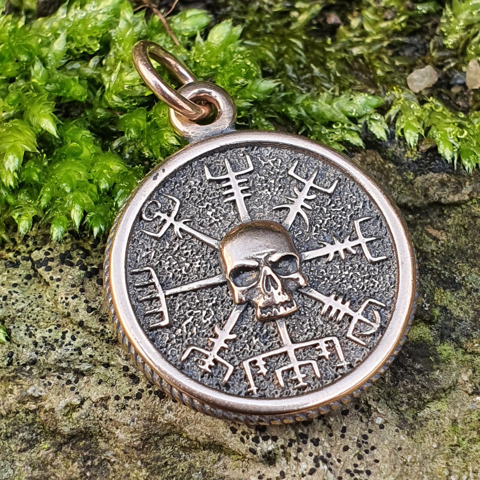 VEGVÍSIR SKULL - Icelandic rune, bronze pendant Wulflund